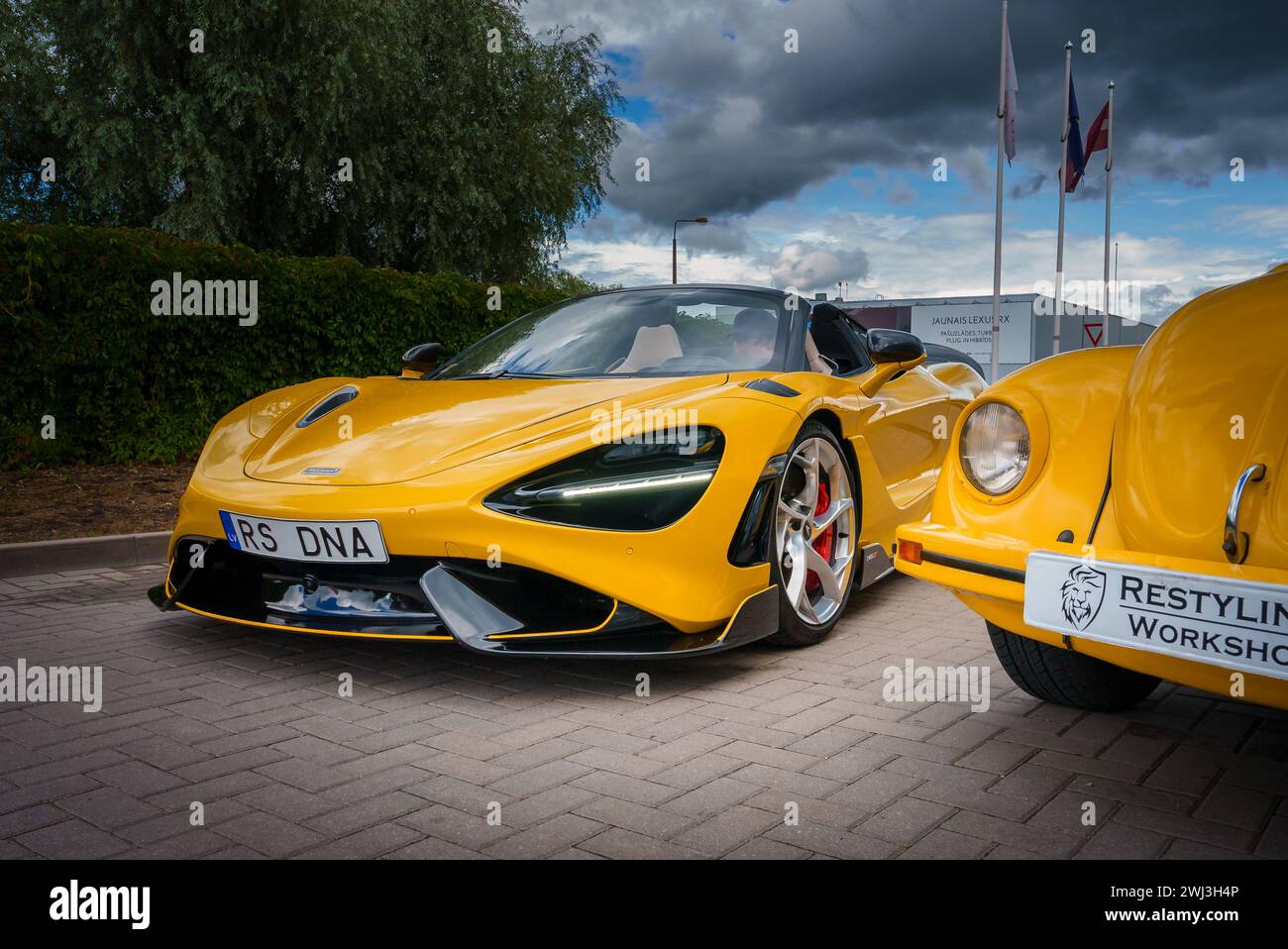 Roundheadlight hi-res stock photography and images - Alamy