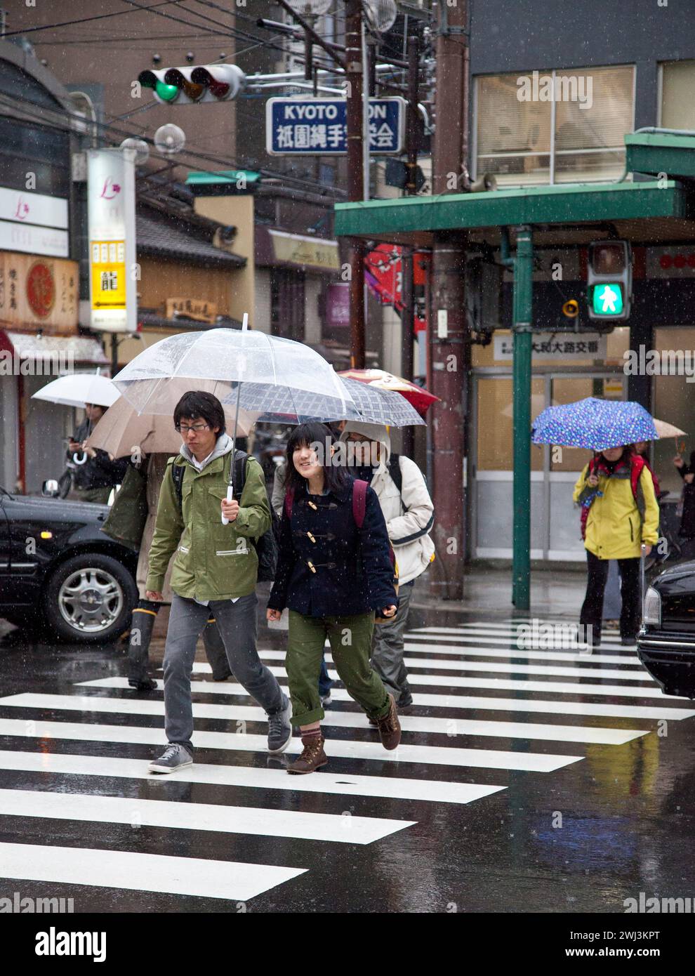 Scene with people and traffic on Shijo Street in downtown Gion, Kyoto ...