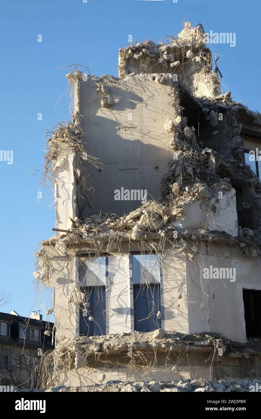Demolished building rubble hi-res stock photography and images - Alamy