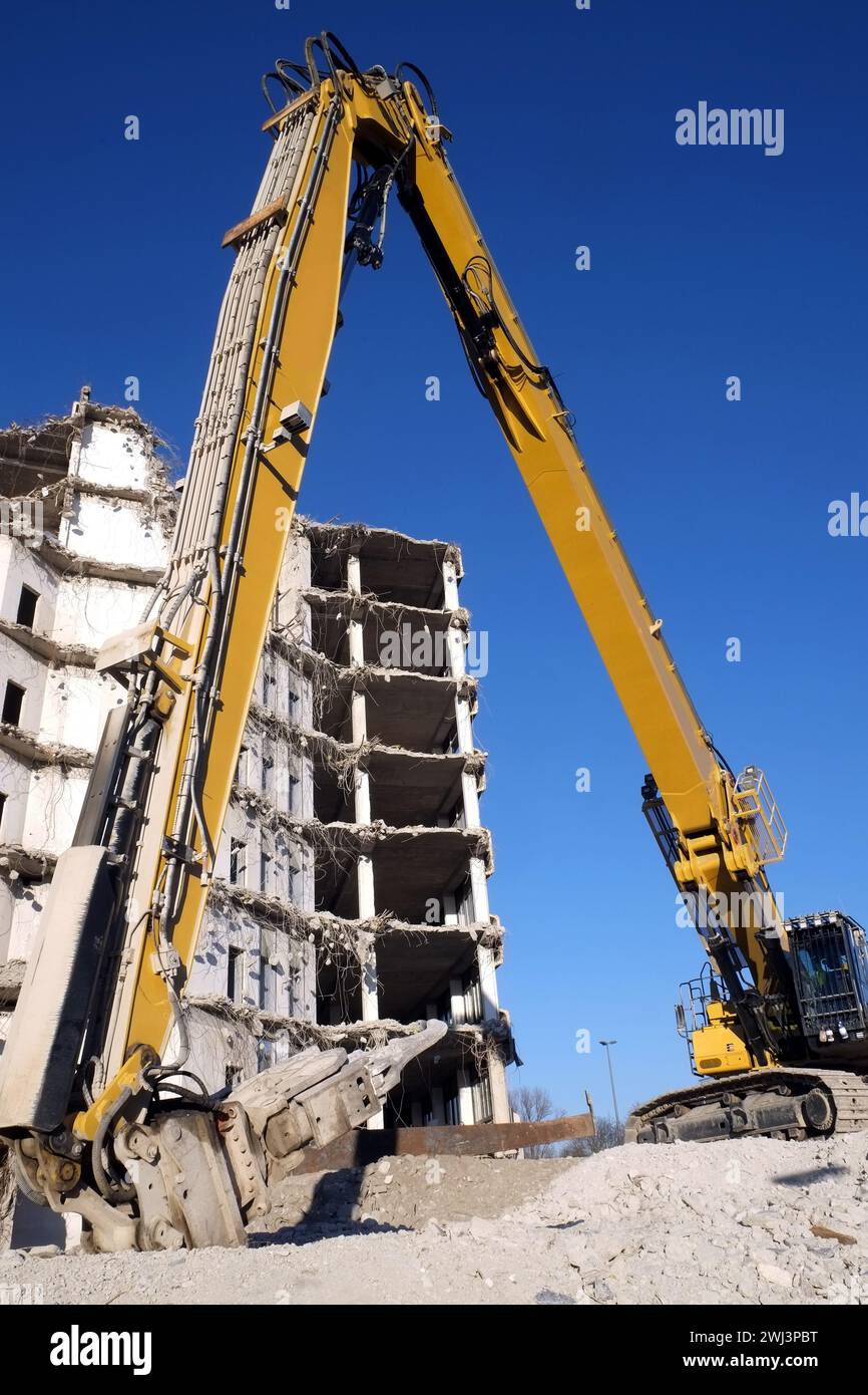 Dismantling demolition hi-res stock photography and images - Alamy