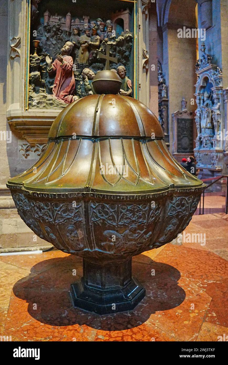Catholic cathedral in Mainz; baptismal font 14th century Stock Photo ...