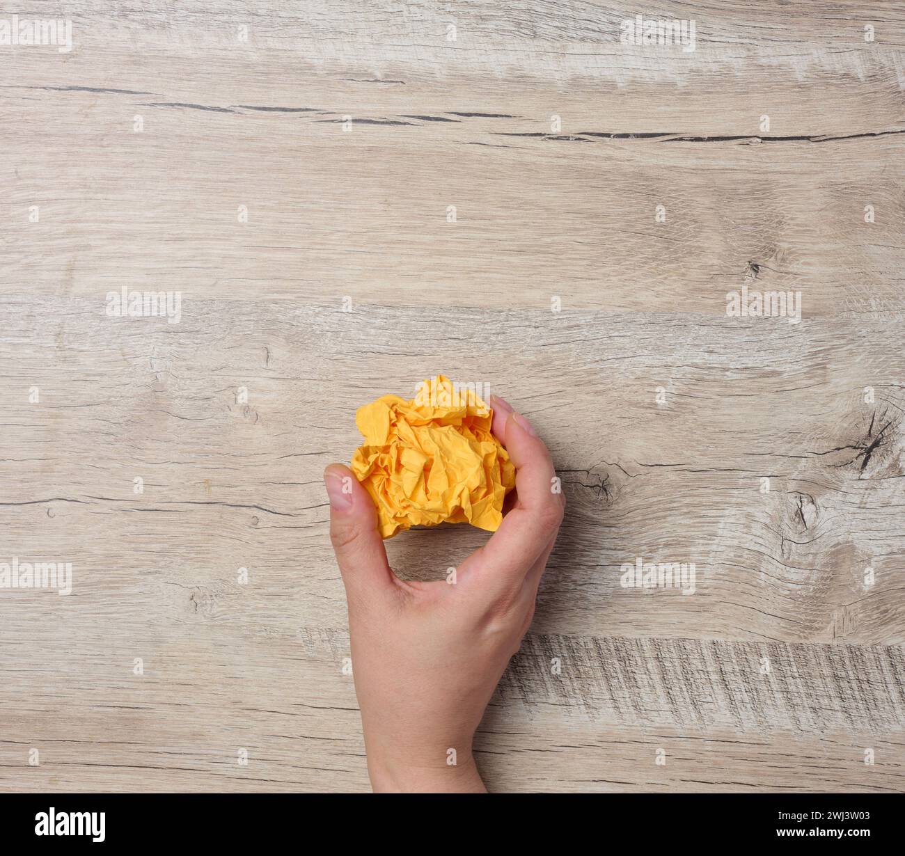 Hand holding crumpled paper hi-res stock photography and images - Alamy