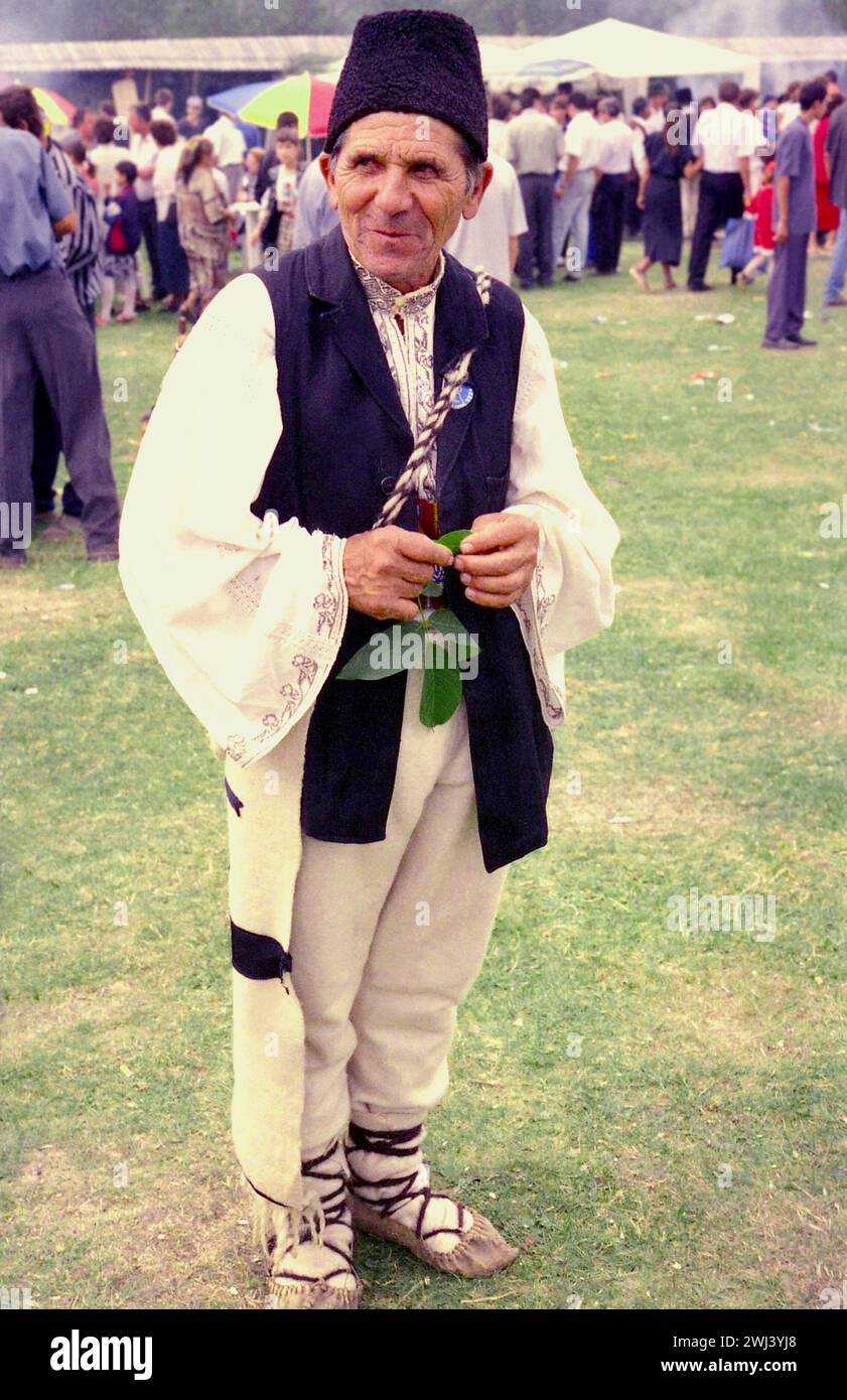 Traditional romanian attire hi-res stock photography and images - Alamy