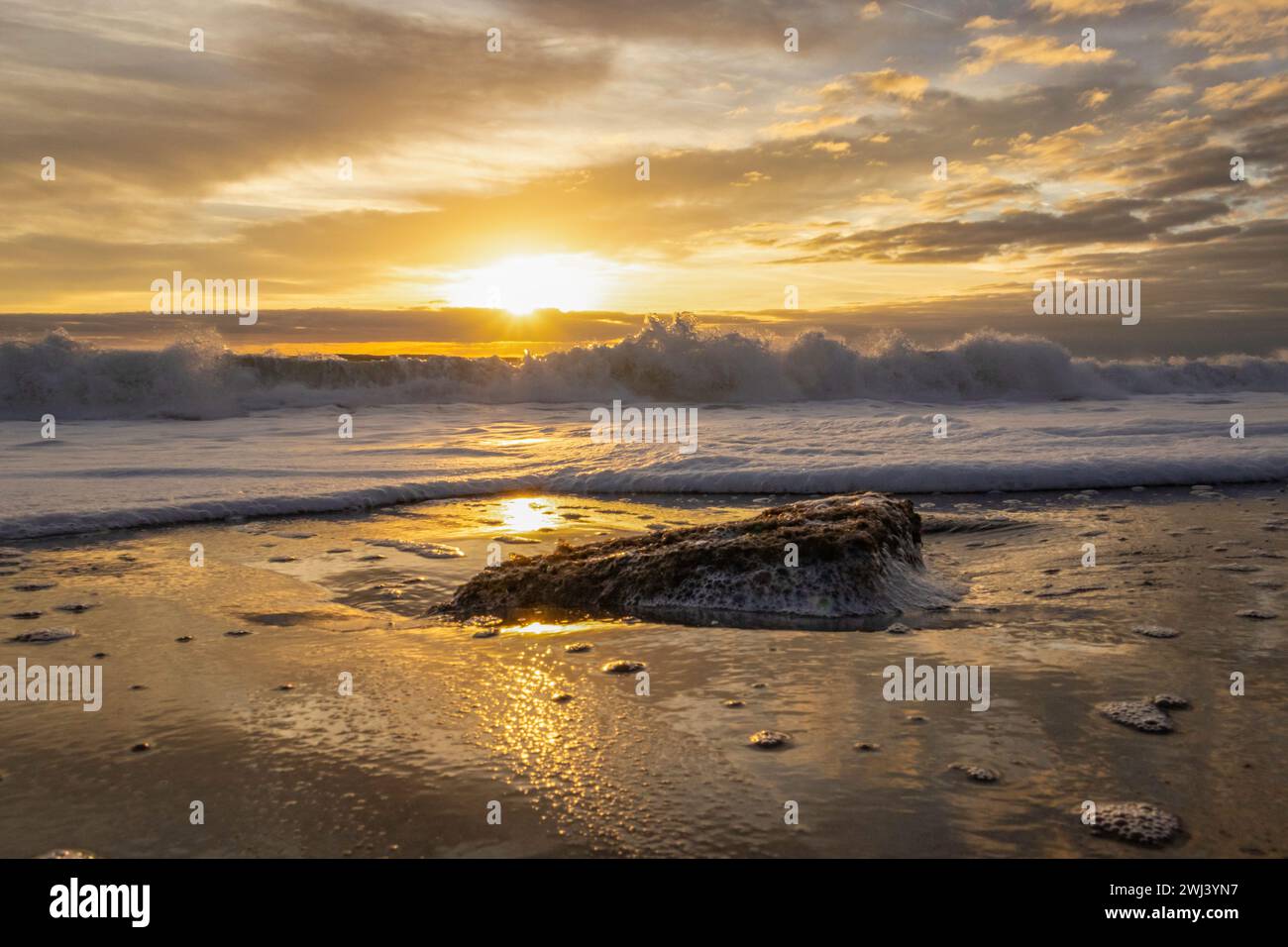 First light on the rocks Stock Photo - Alamy