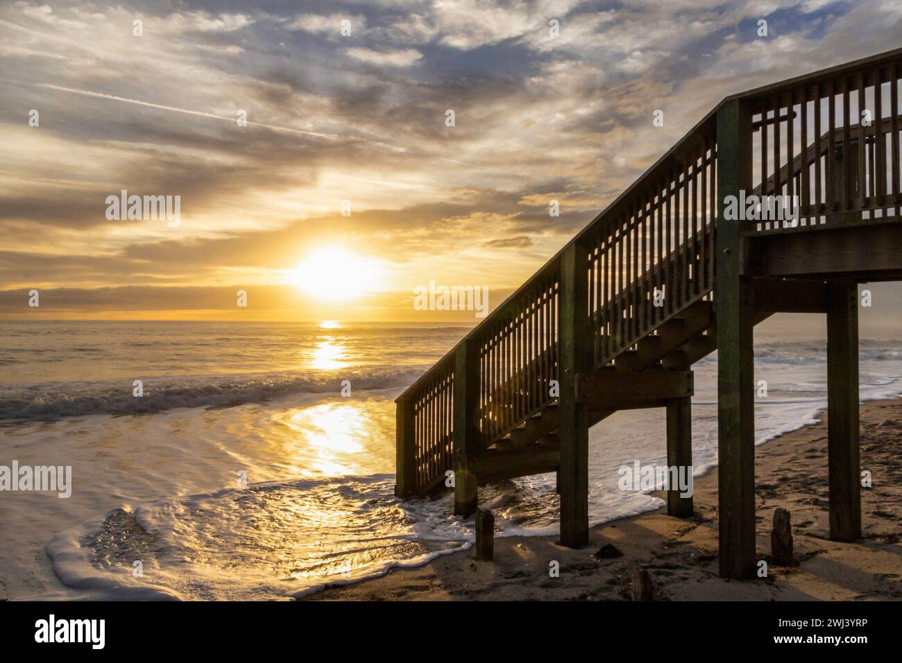Shoreline boardwalk hi-res stock photography and images - Alamy