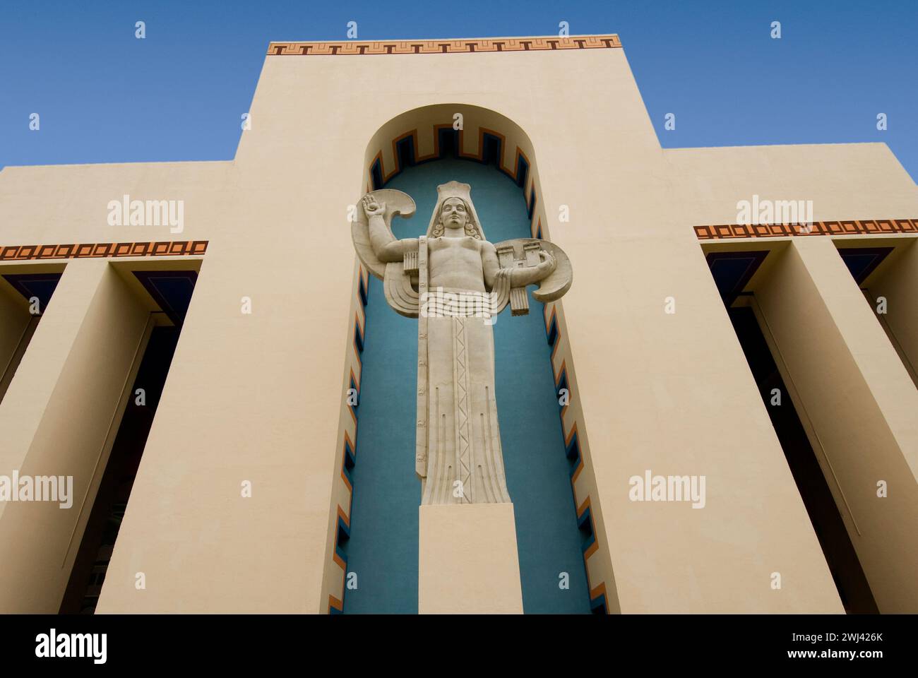 Spain monument in front of Centennial Building (built 1905) in Fair ...