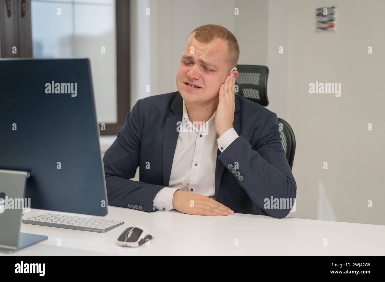 Computer person hearing aid hi-res stock photography and images - Alamy