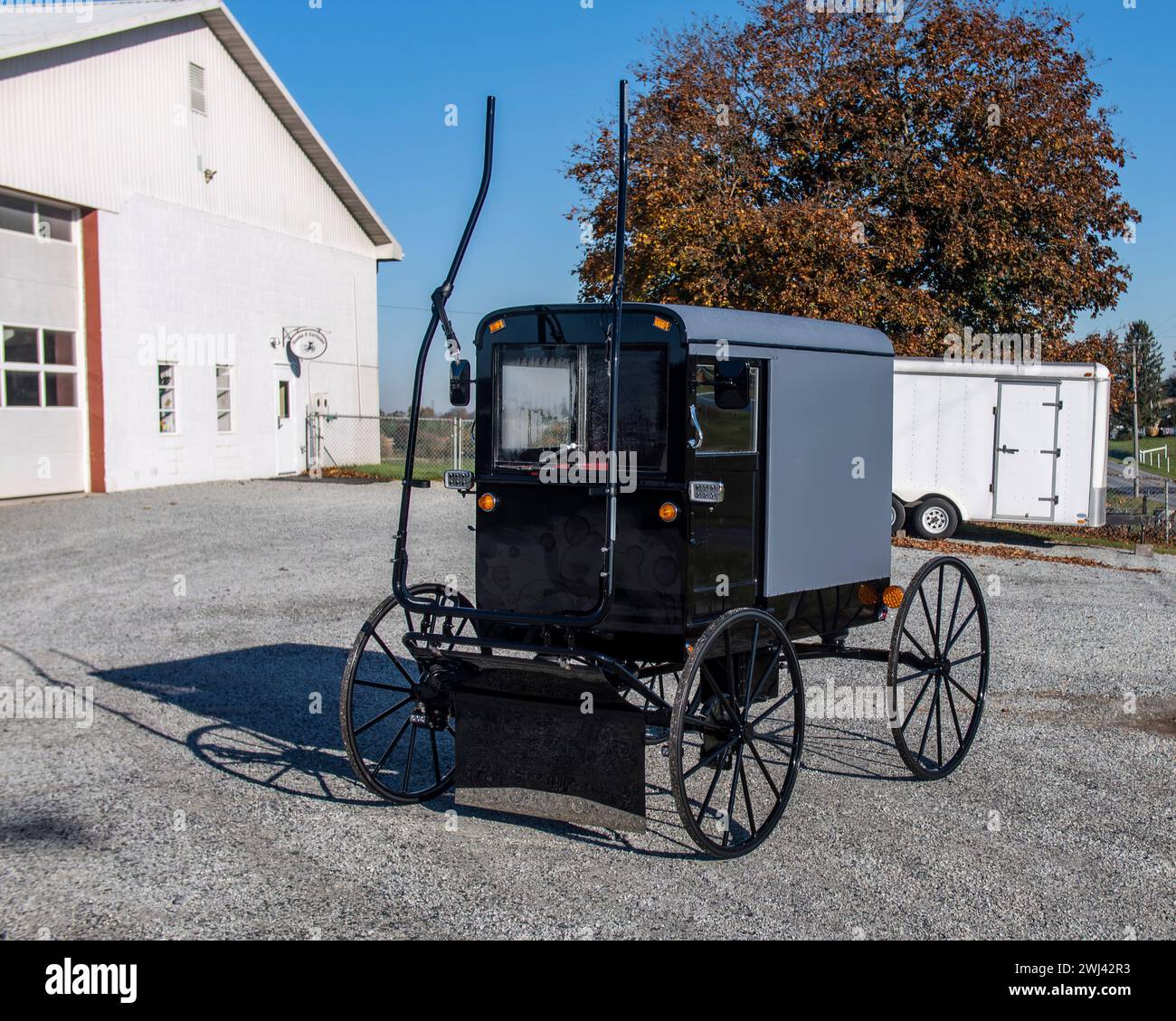 Amish horse drawn buggy on a rural road hi-res stock photography and ...