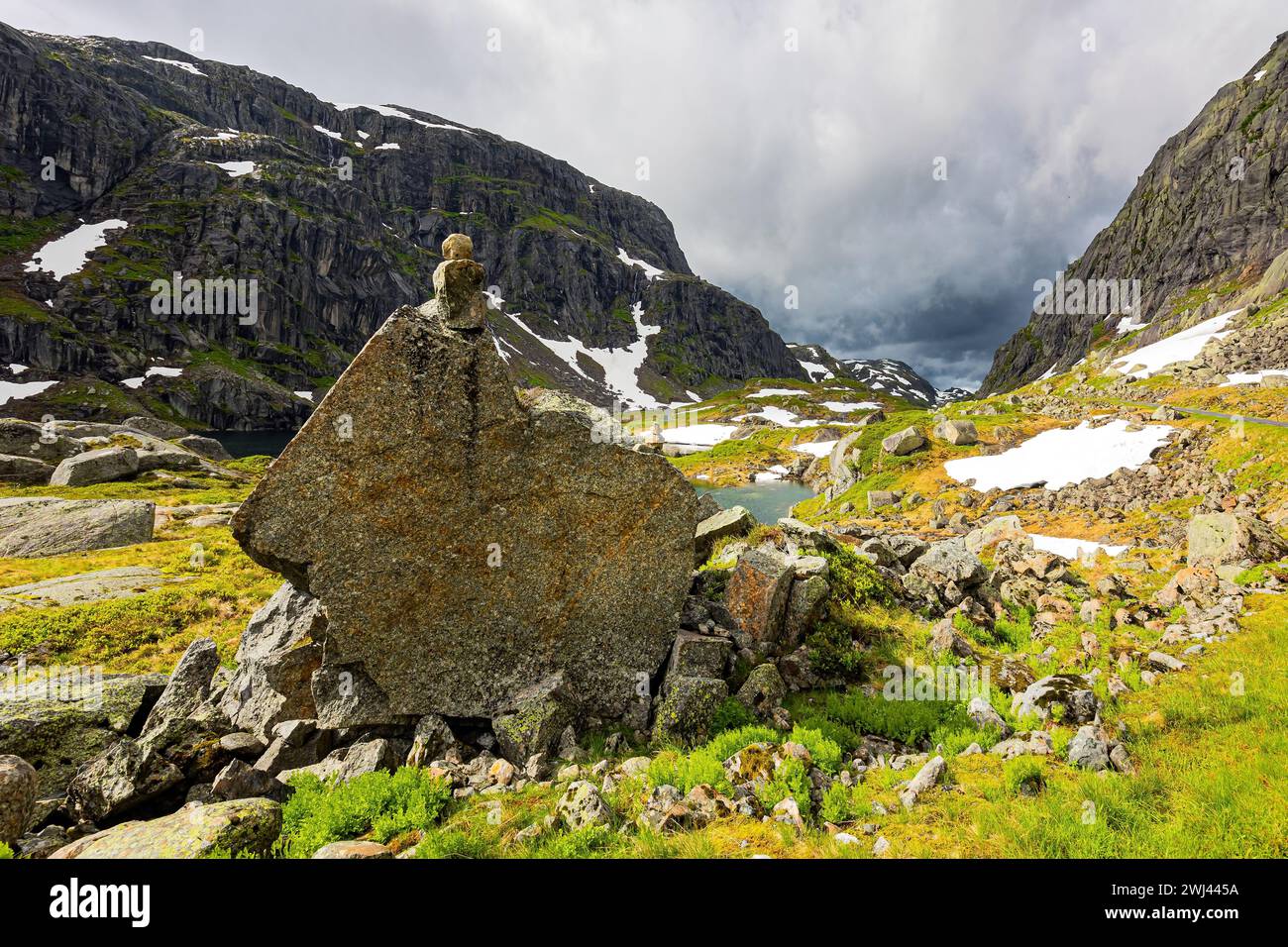 Boulders in meadow hi-res stock photography and images - Alamy