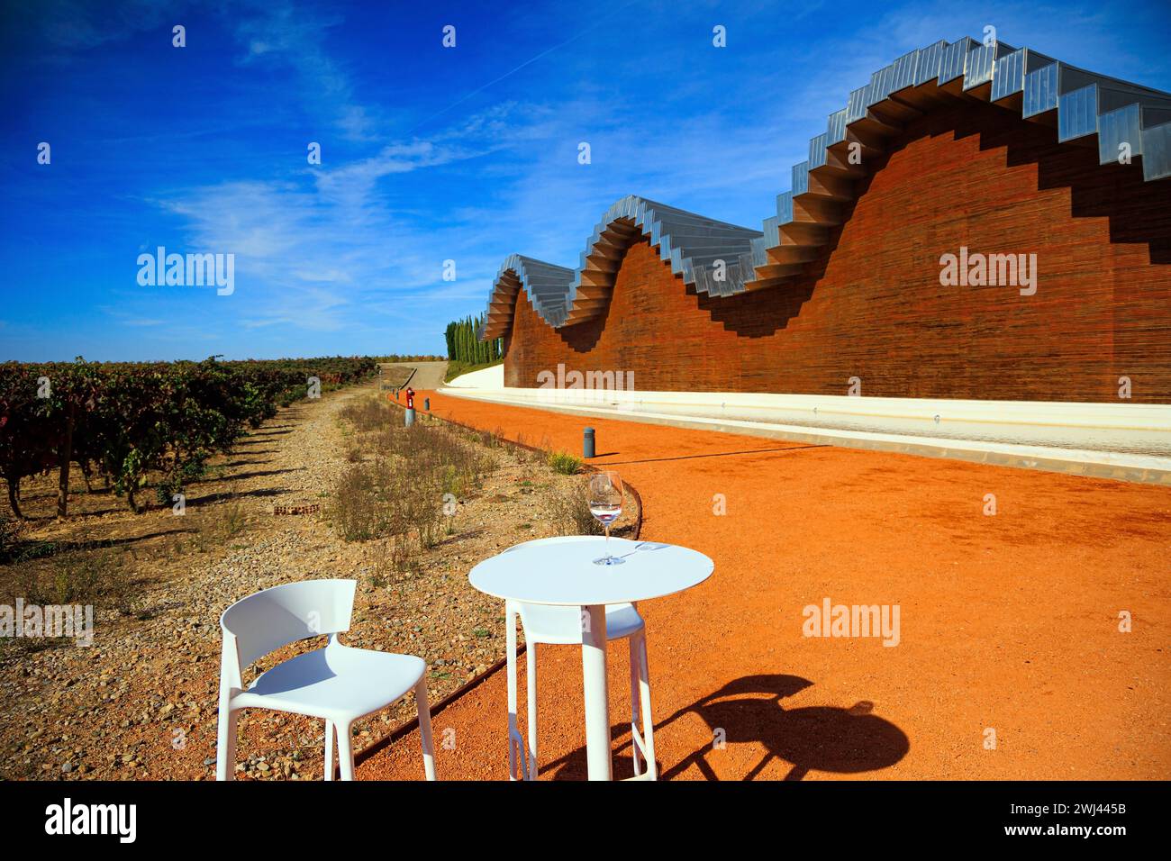 Exterior modern white wave shaped building hi-res stock photography and ...
