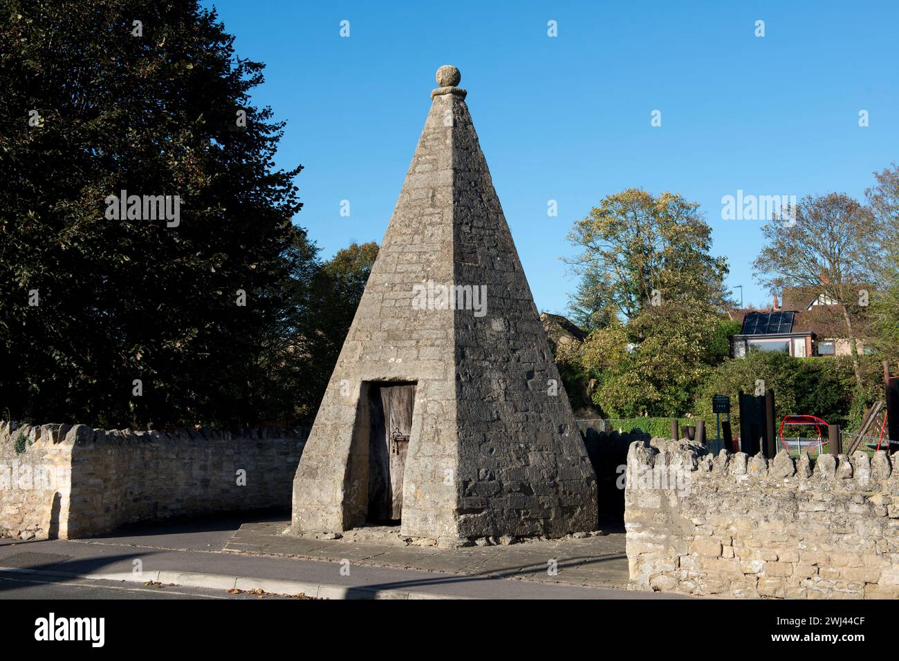 Pyramid house oxfordshire hi-res stock photography and images - Alamy