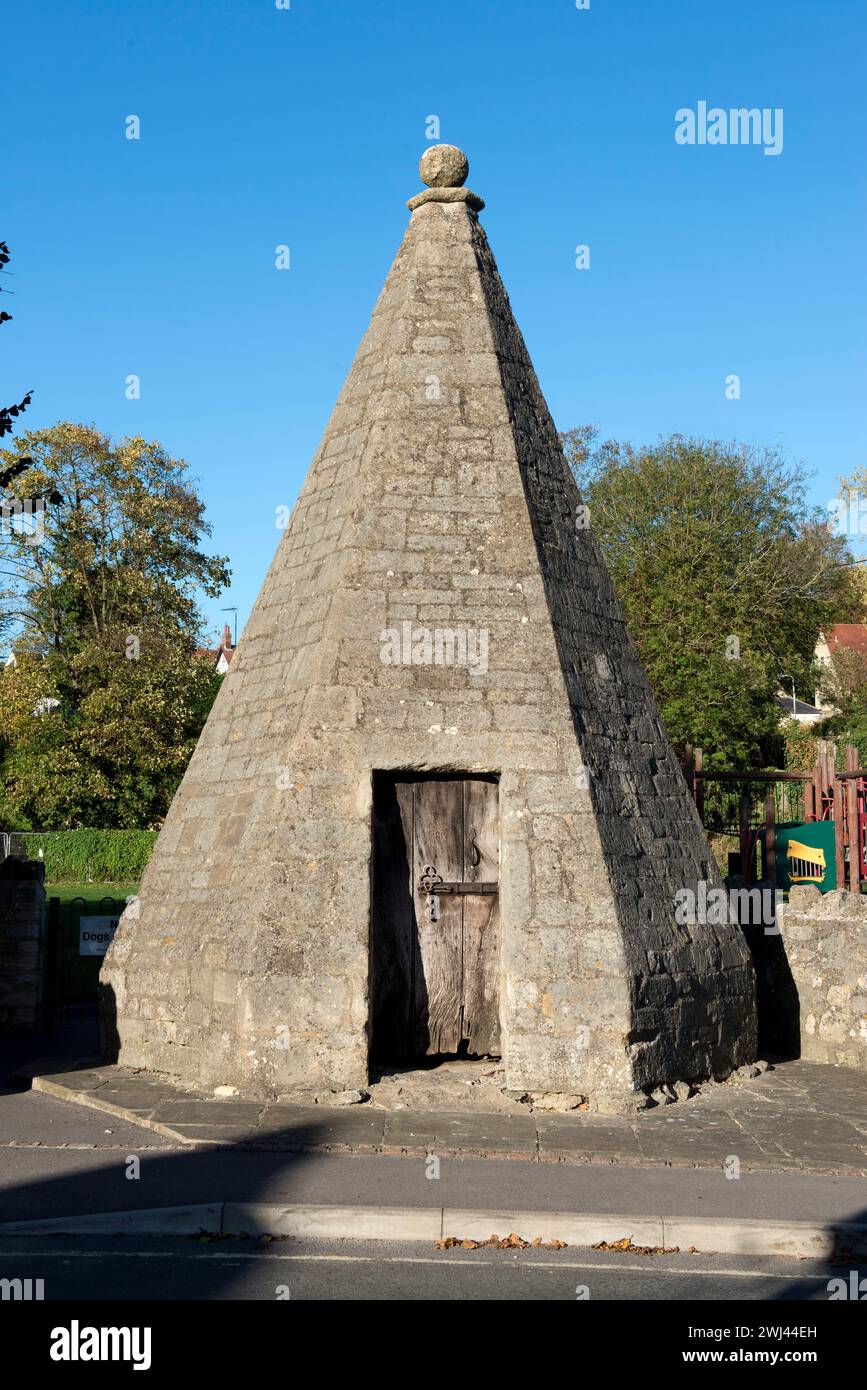 Pyramid house oxfordshire hi-res stock photography and images - Alamy