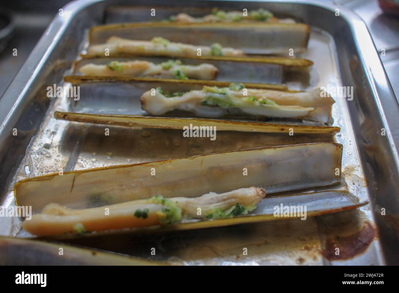 Razor clams restaurant hi-res stock photography and images - Alamy