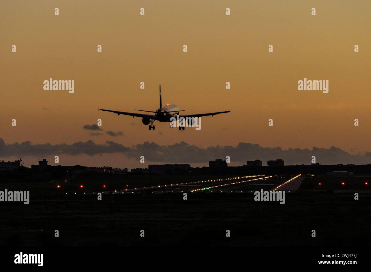 Aterrizando en el aeropuerto hi-res stock photography and images - Alamy