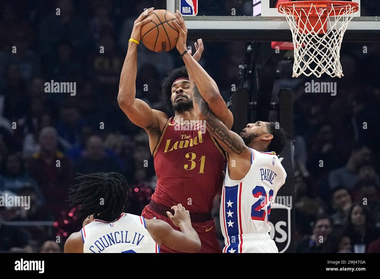 Cleveland Cavaliers center Jarrett Allen (31) grabs a pass in front of ...