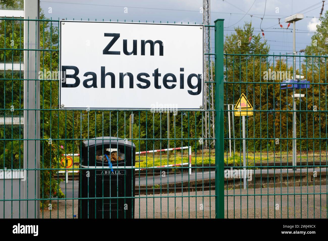 Sign to the platform Stock Photo - Alamy