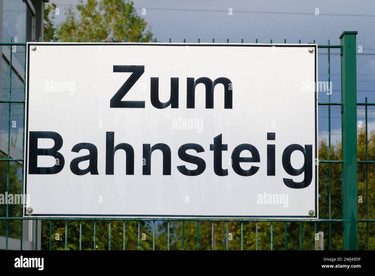 Zum bahnsteig hi-res stock photography and images - Alamy
