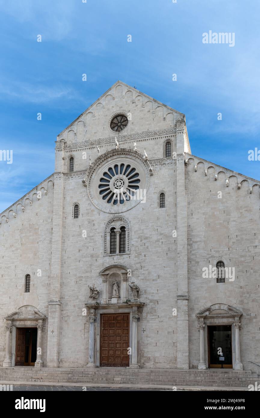 View of the San Sabino Cathedral in the historic old town of Bari ...