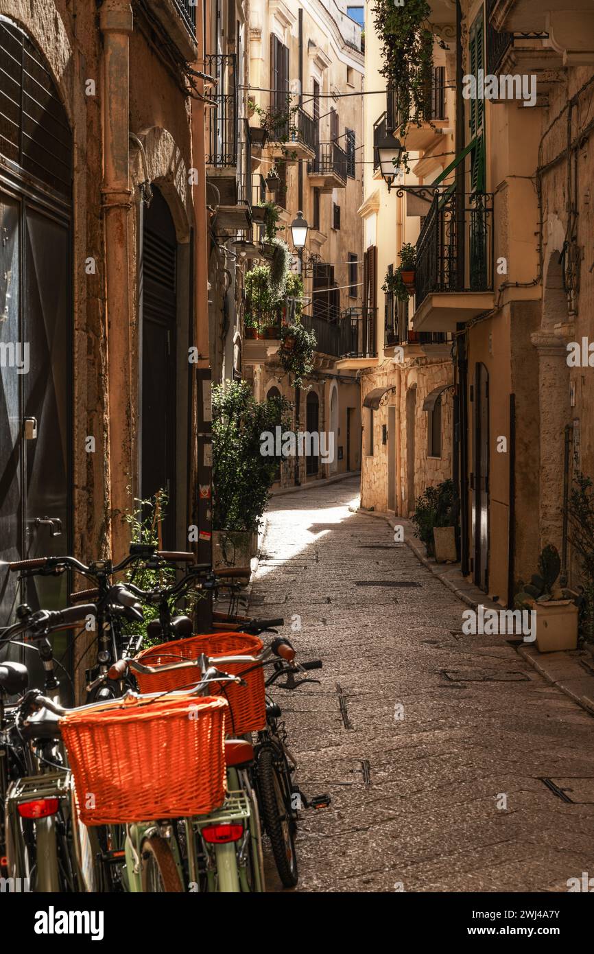Typical narrow alley in the old historic center of Bari Vecchio Stock ...