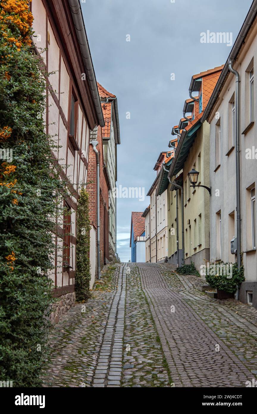 Medium houses hi-res stock photography and images - Alamy