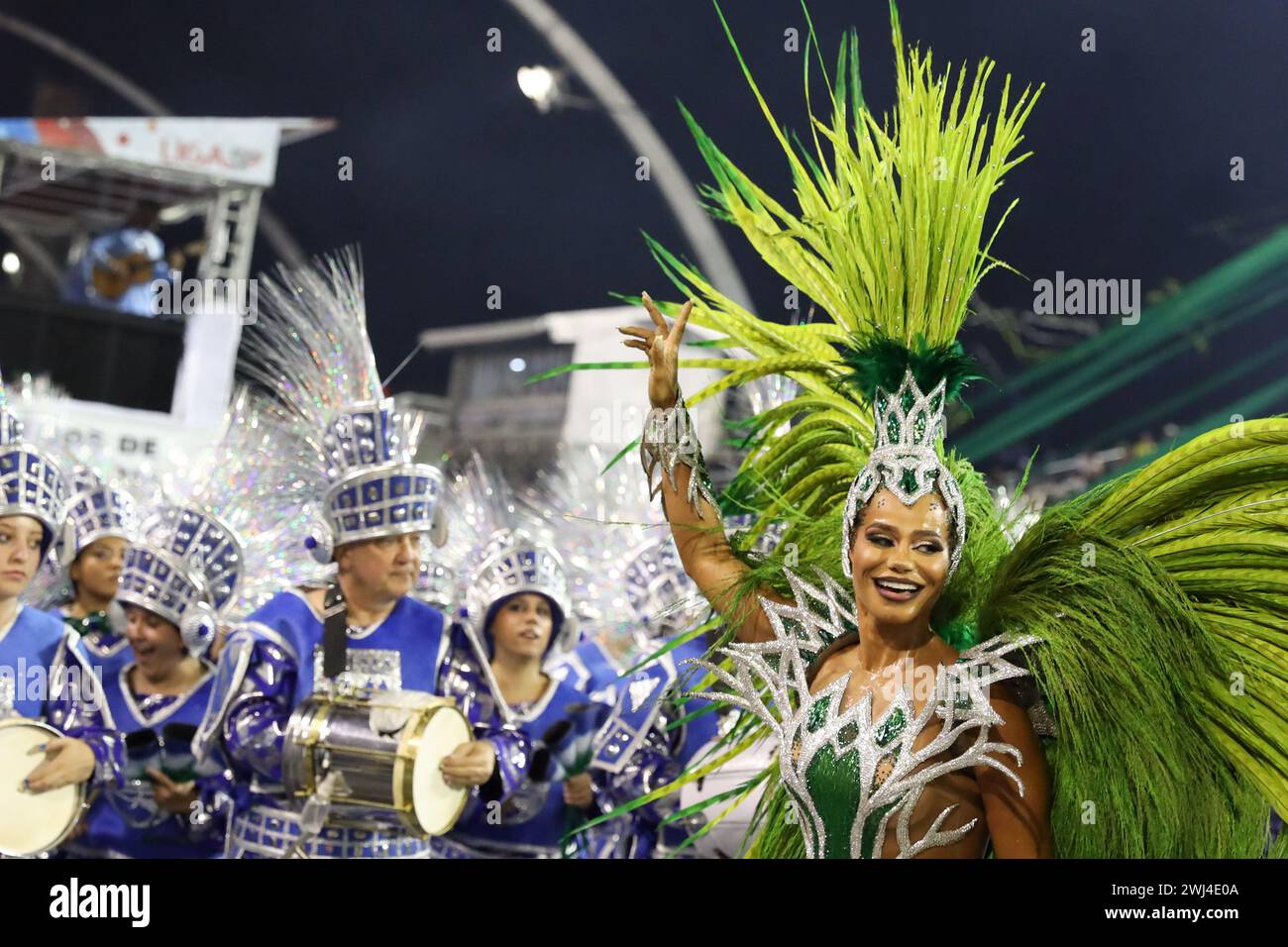 Members of the Unidos de Vila Maria Samba School during the Access ...