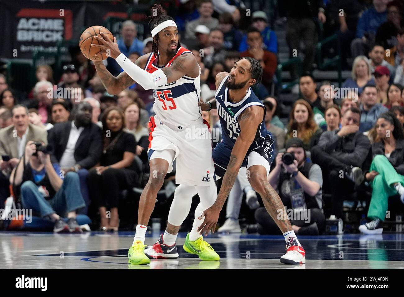 Washington Wizards guard Delon Wright (55) keeps the ball from Dallas ...
