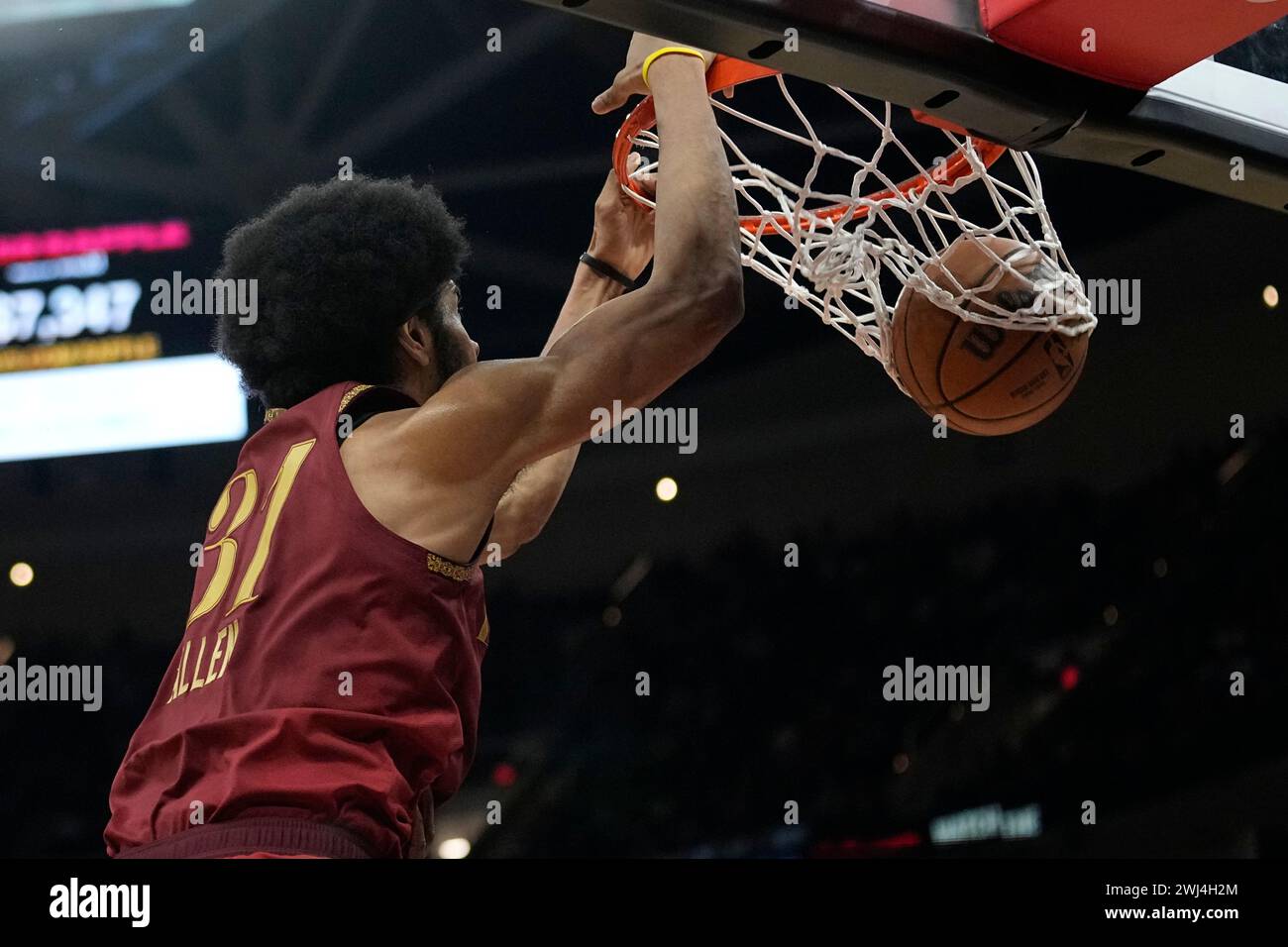 Cleveland Cavaliers center Jarrett Allen (31) dunks in the second half ...