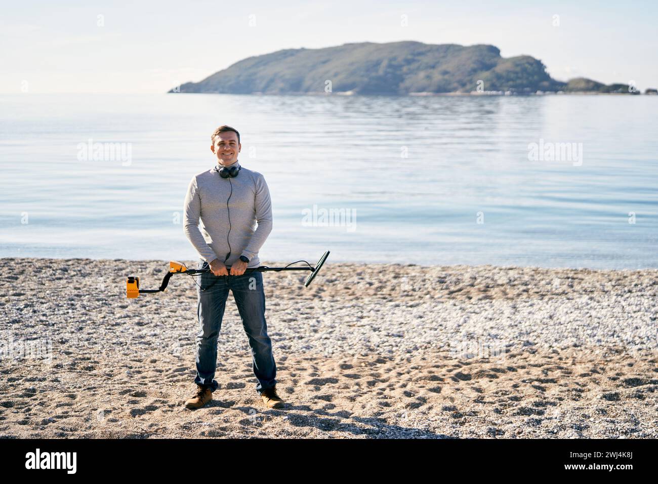 Man sweeping beach hi-res stock photography and images - Alamy