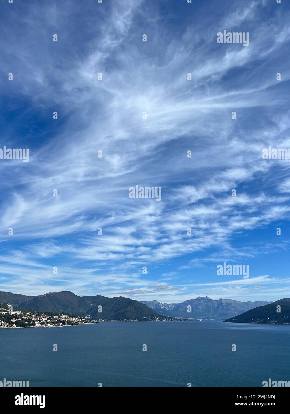 Sea mountain range hi-res stock photography and images - Alamy