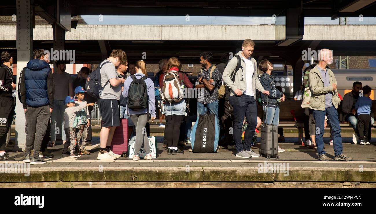 Many people on the platform at the main station, Bochum, North Rhine-Westphalia, Germany, Europe ...