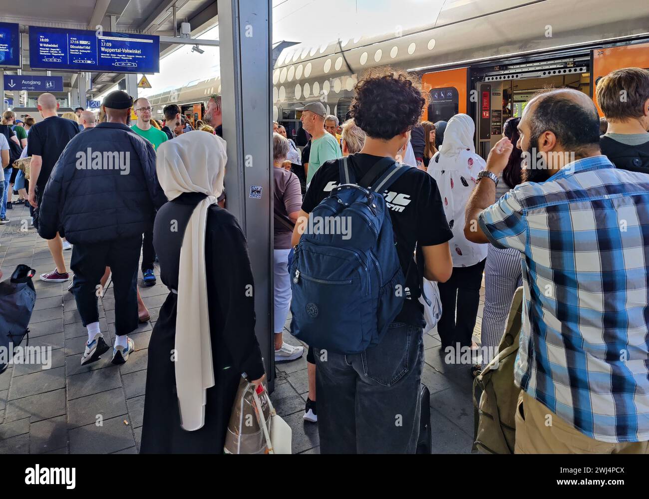 Viele Menschen auf dem Bahnsteig am Hauptbahnhof, Dortmund, Nordrhein-Westfalen, Deutschland ...