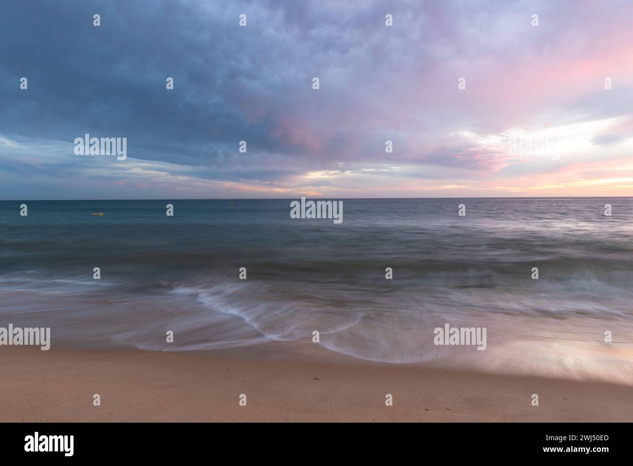 Colorful beach sunset clouds hi-res stock photography and images - Alamy