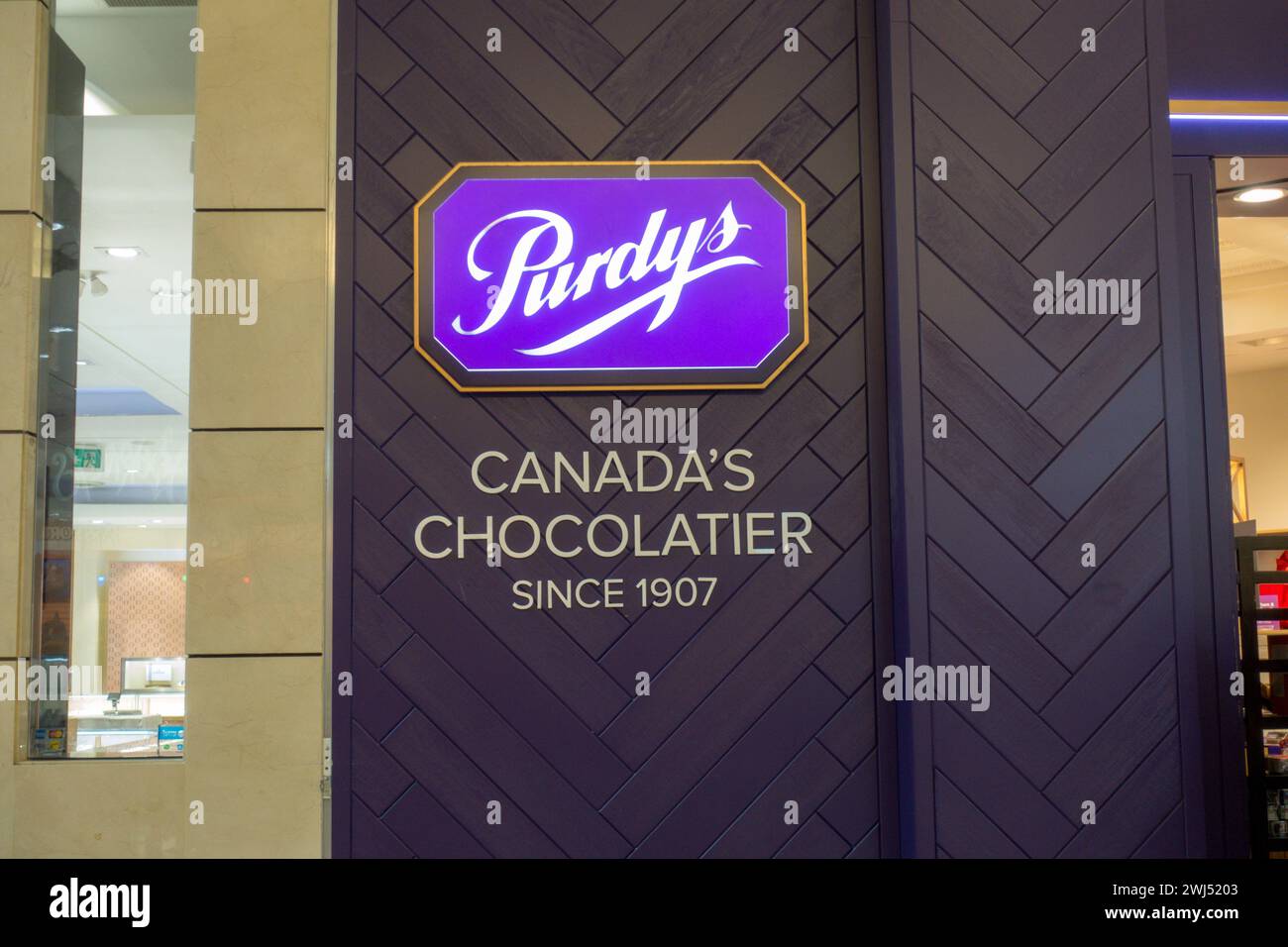 Canadas chocolate store logo hi-res stock photography and images - Alamy