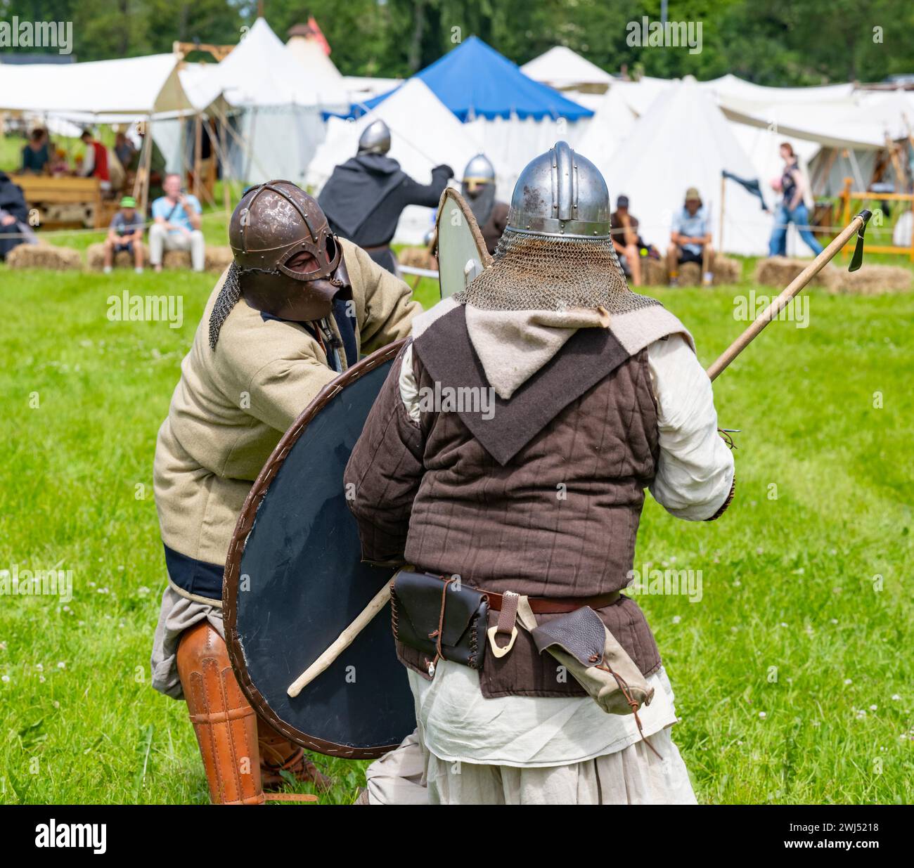 Knights medieval jousting show hi-res stock photography and images - Alamy