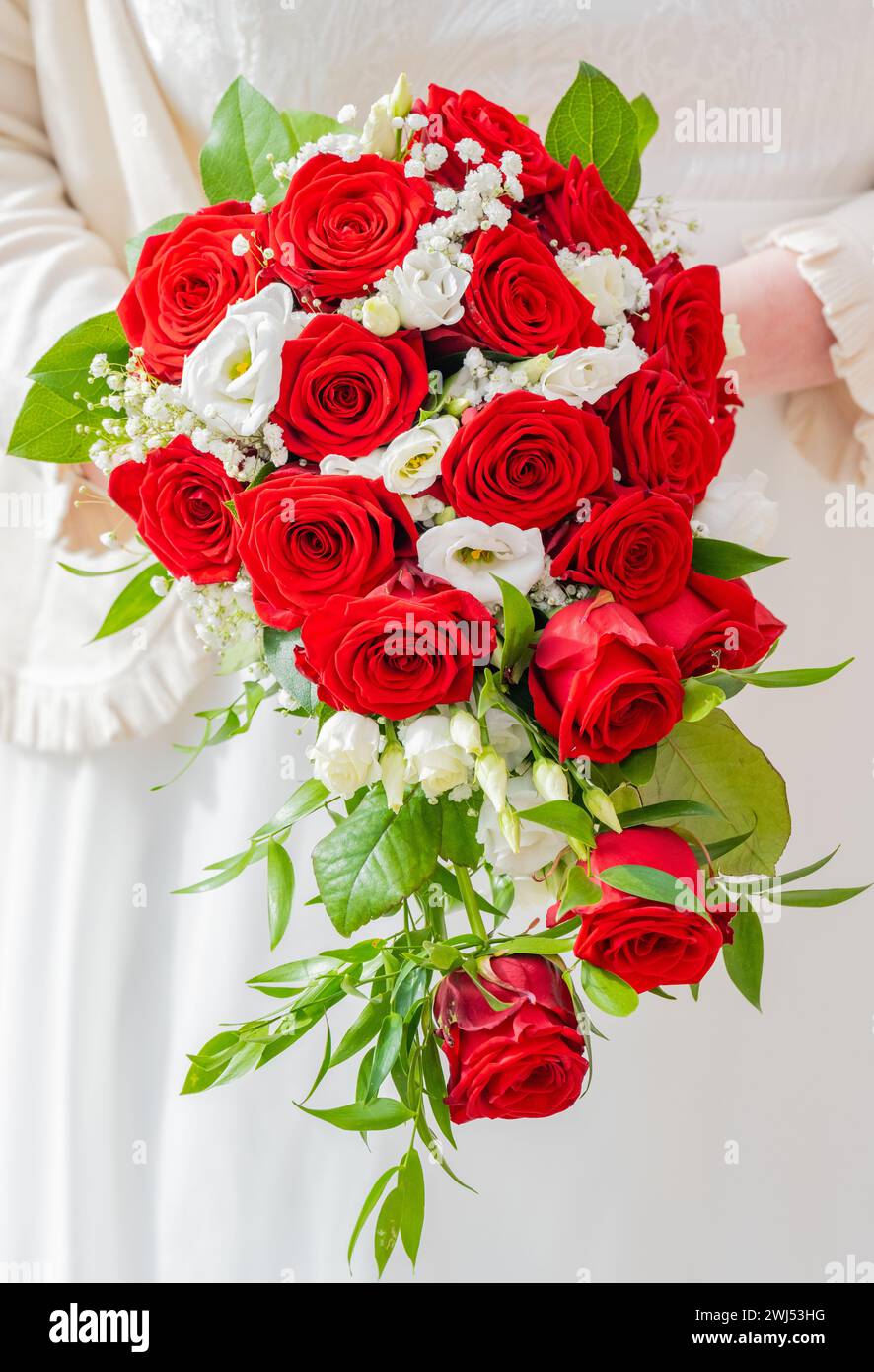 Bouquet of red and white roses hi-res stock photography and images - Alamy