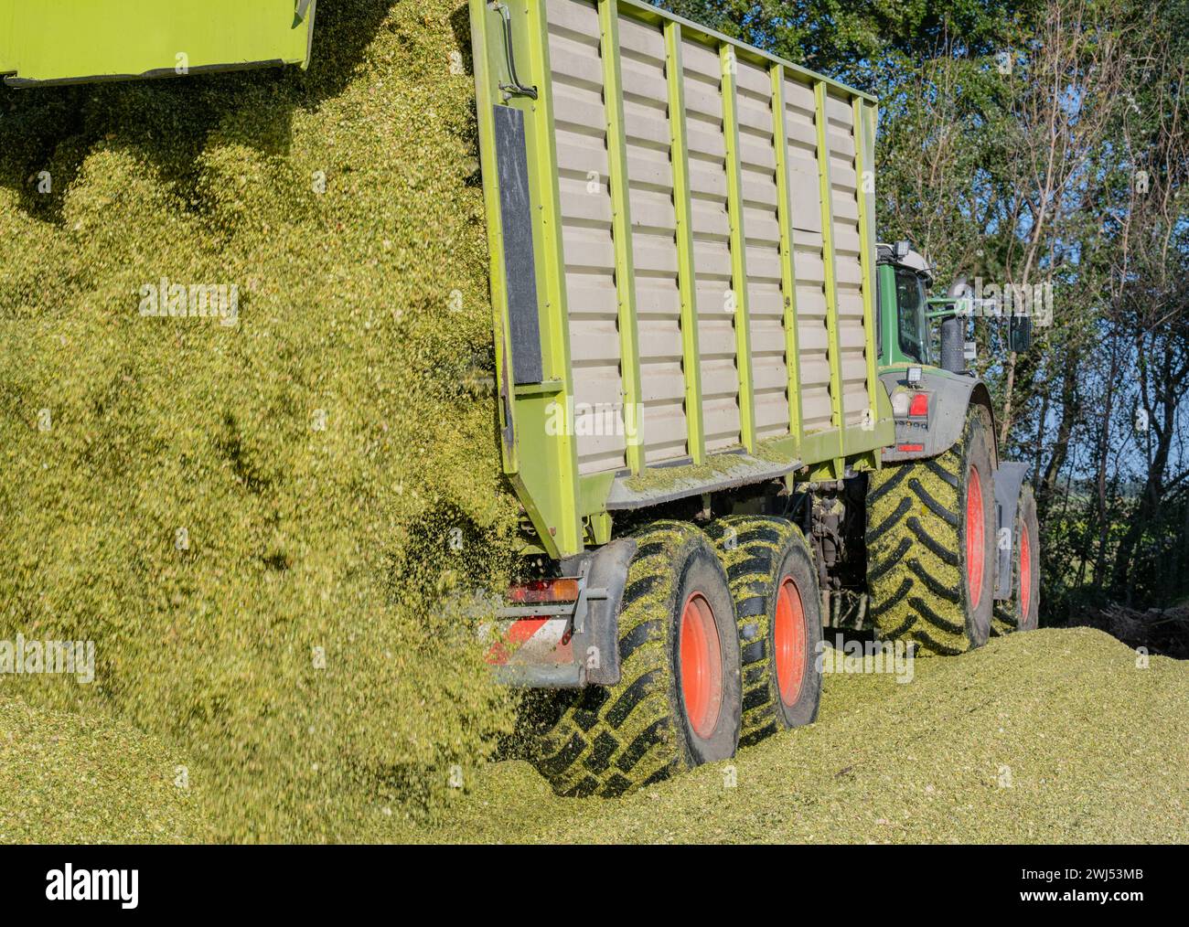 Unloading materials hi-res stock photography and images - Alamy