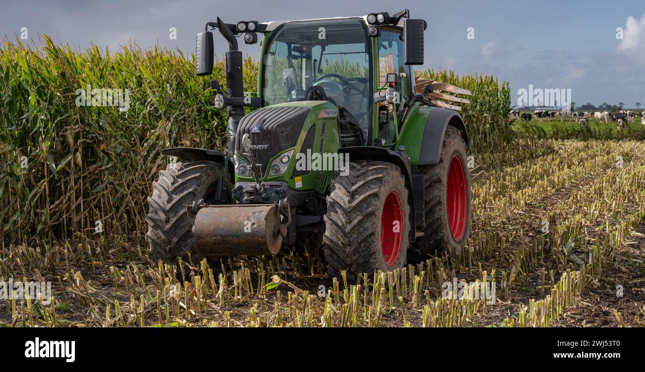 Traktor pflug landwirtschaft hi-res stock photography and images - Alamy