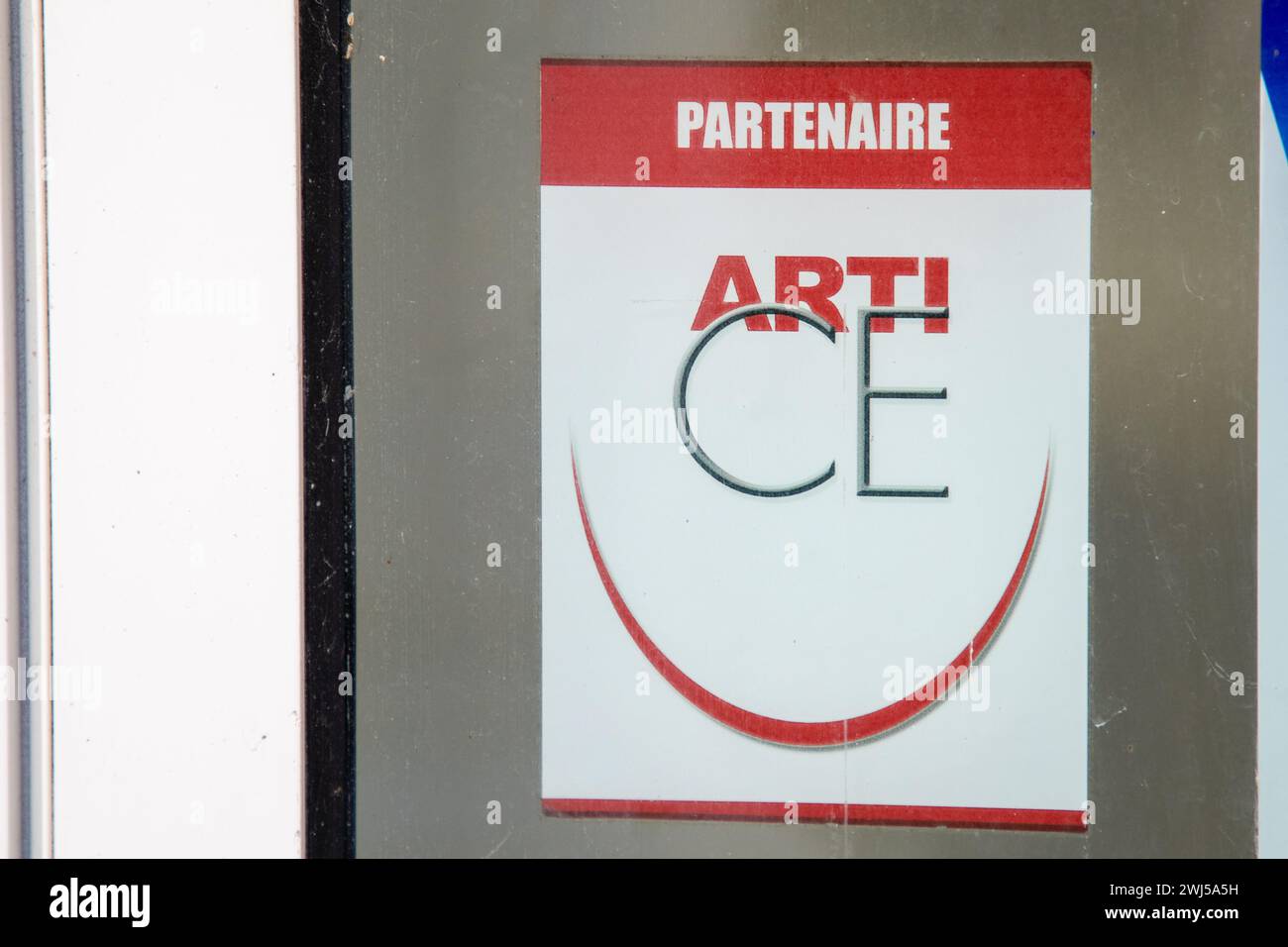 Bordeaux , France - 02 12 2024 : arti ce artisan worker men at work ...