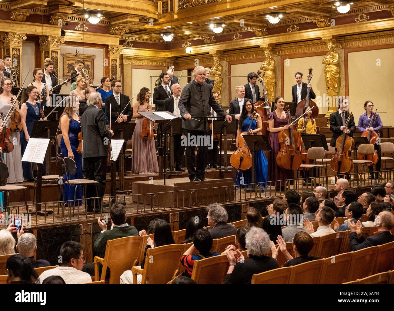(240213) -- VIENNA, Feb. 13, 2024 (Xinhua) -- Performers greet the ...