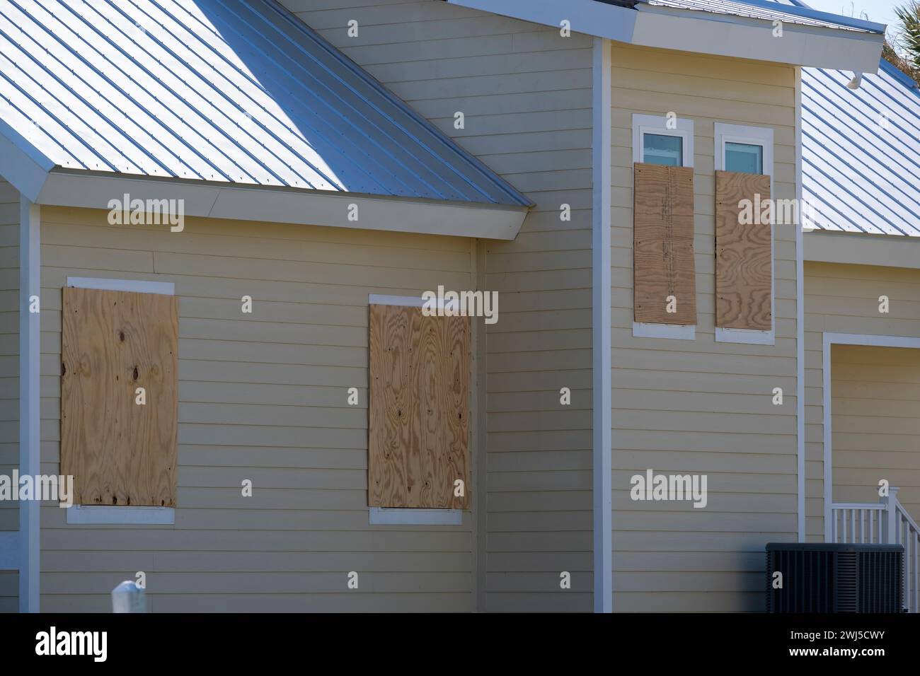 Window boarding hurricane hi-res stock photography and images - Alamy