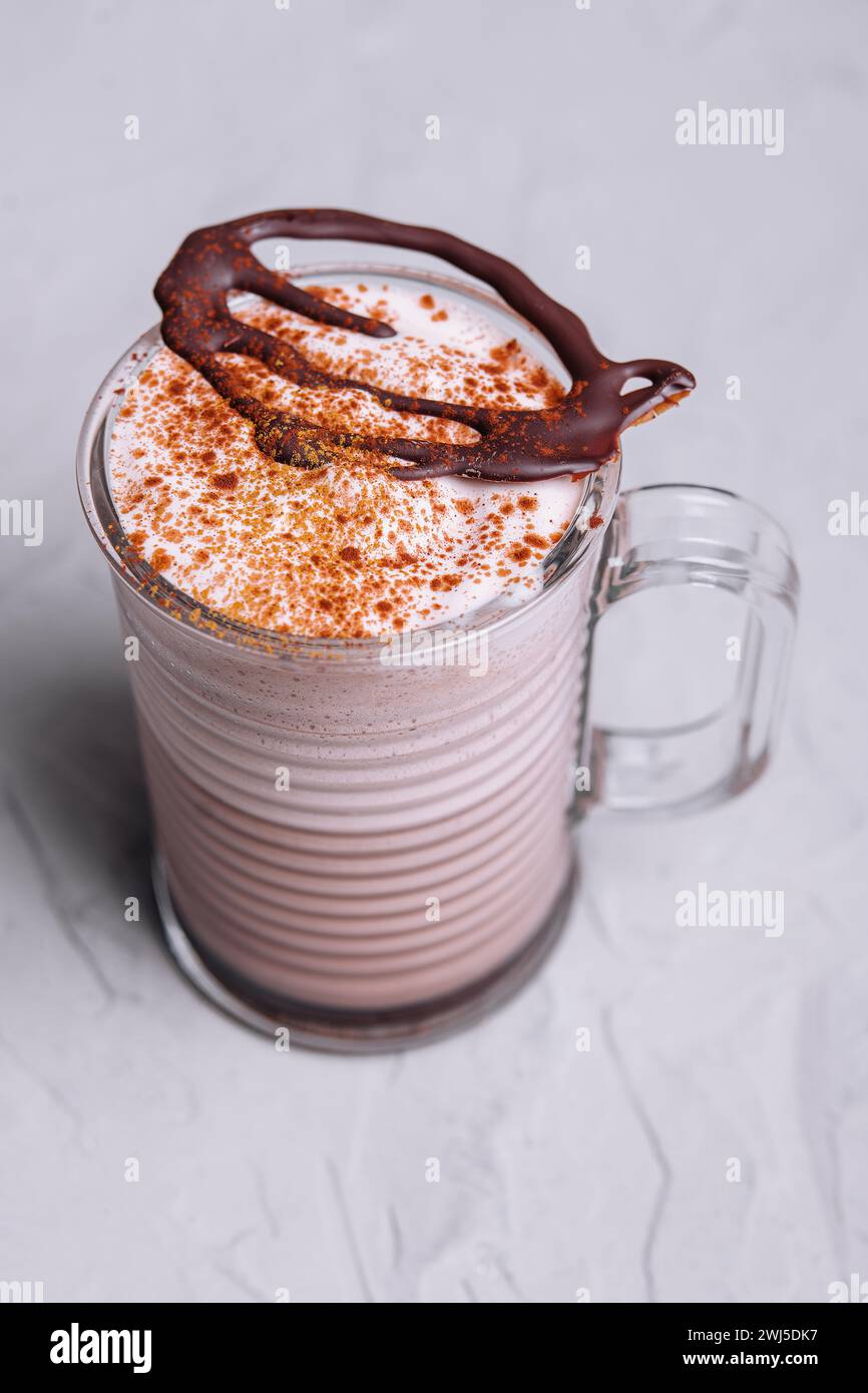 Latte macchiato chocolate powder hi-res stock photography and images ...