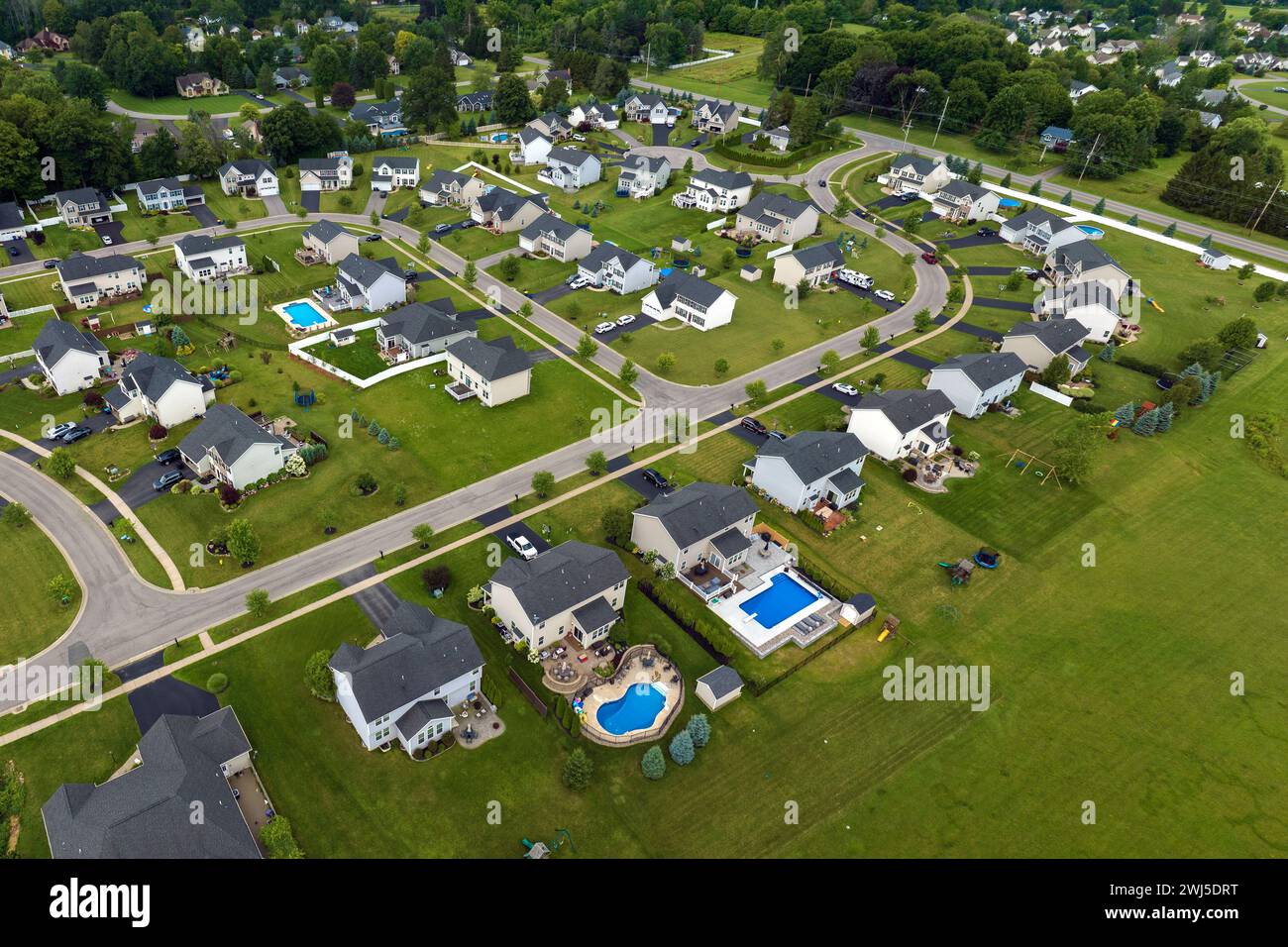 Housing market in the USA. Residential homes in suburban sprawl ...