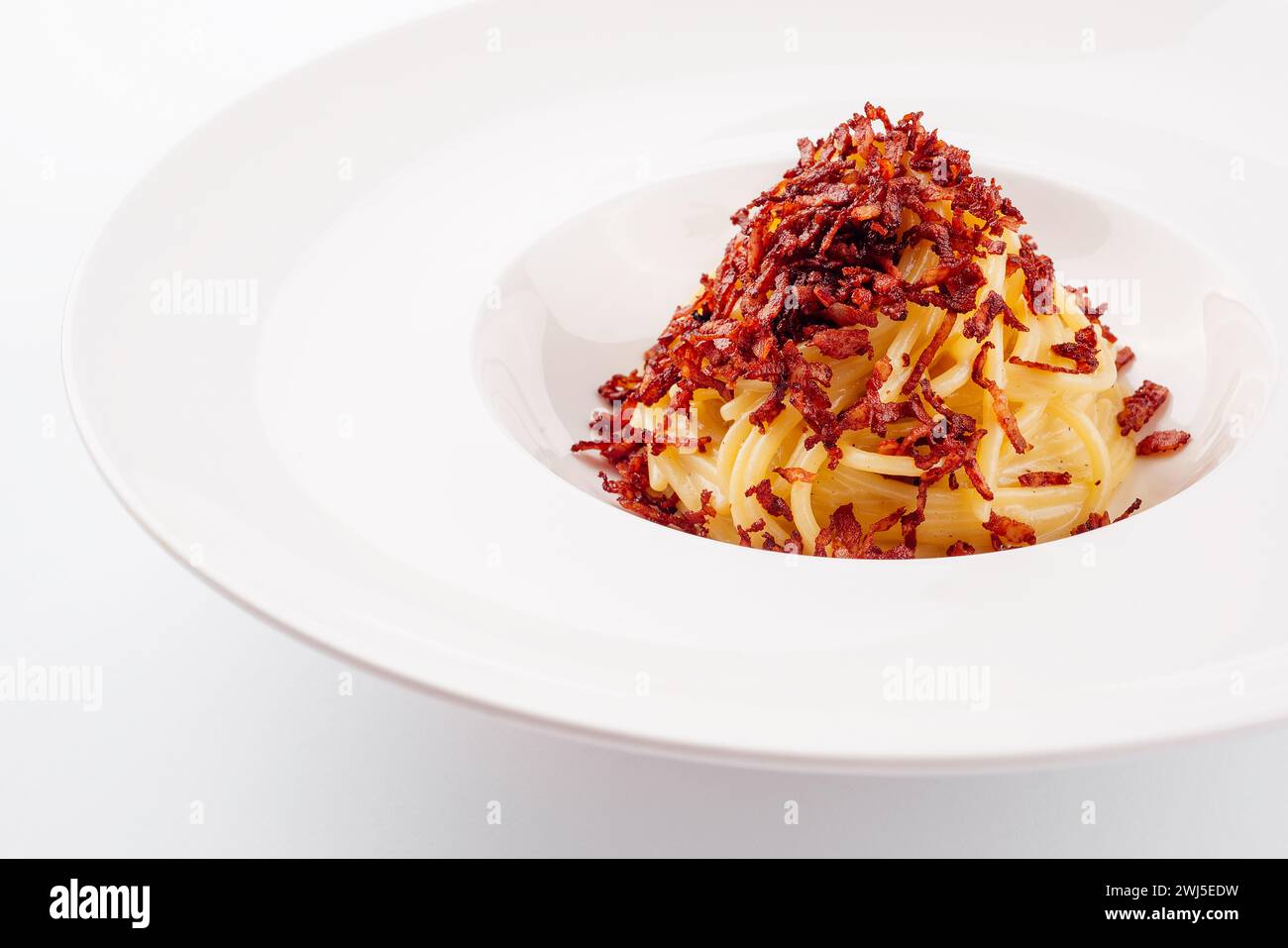 Portion of spaghetti with fried bacon Stock Photo - Alamy