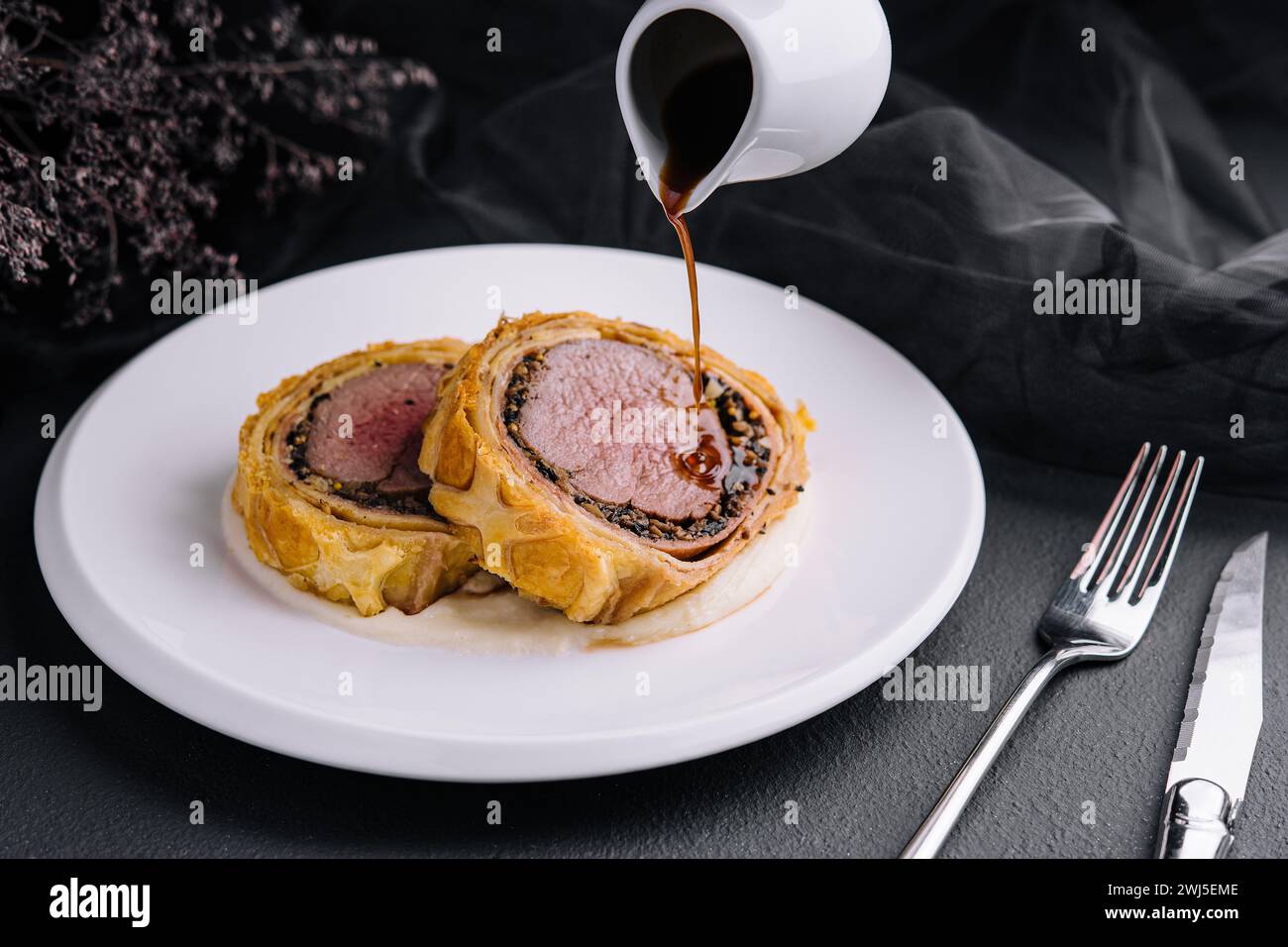Beef wellington puff pastry hi-res stock photography and images - Alamy