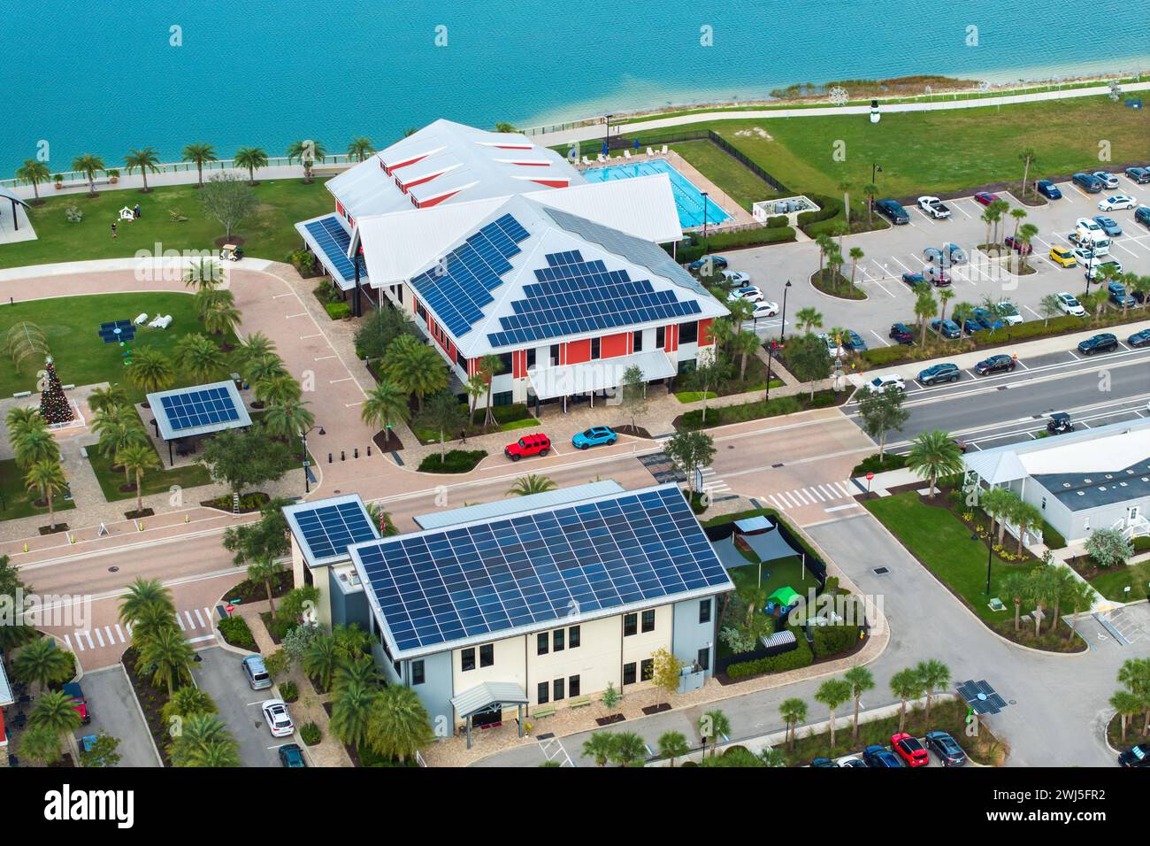 Autonomous town in Florida with photovoltaic rooftops covered with ...