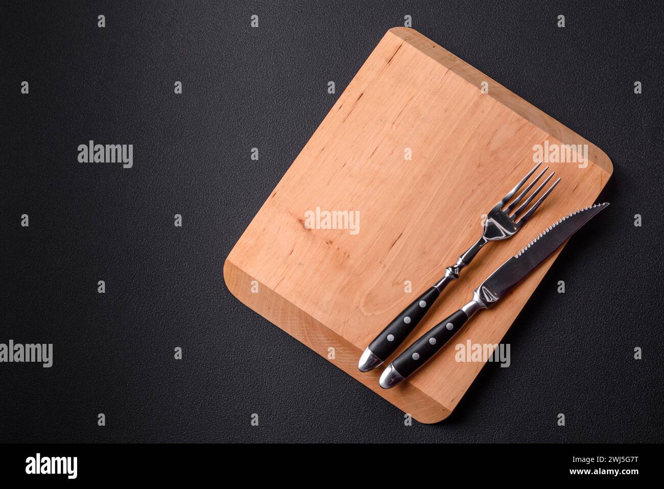 Empty wooden cutting board on dark textured concrete background Stock ...