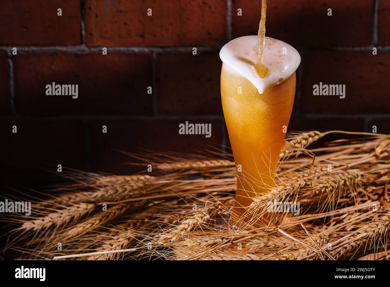 Overflowing glass of beer hi-res stock photography and images - Alamy