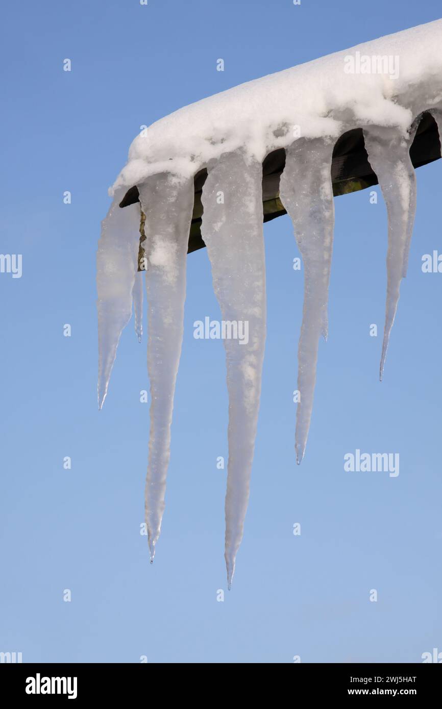 Ice falling from roof hi-res stock photography and images - Alamy