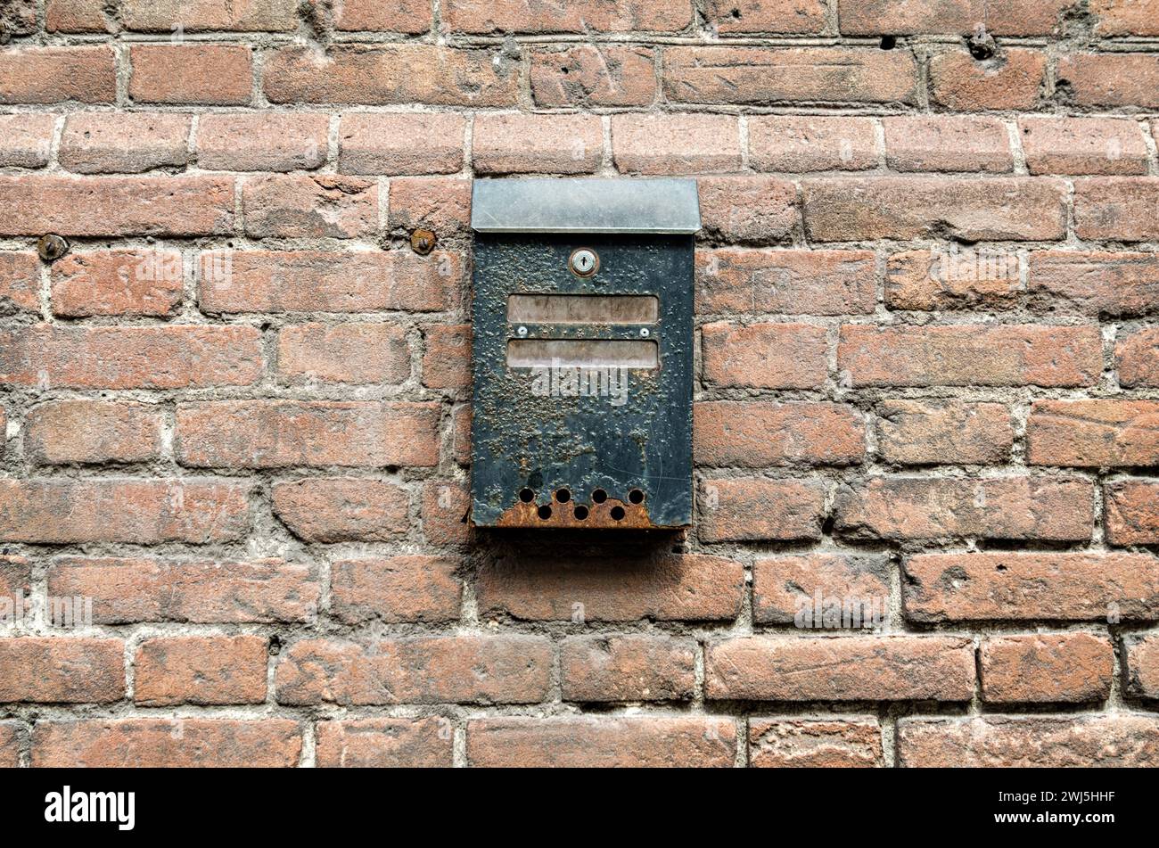 Old rusty letterbox with number five Stock Photo - Alamy