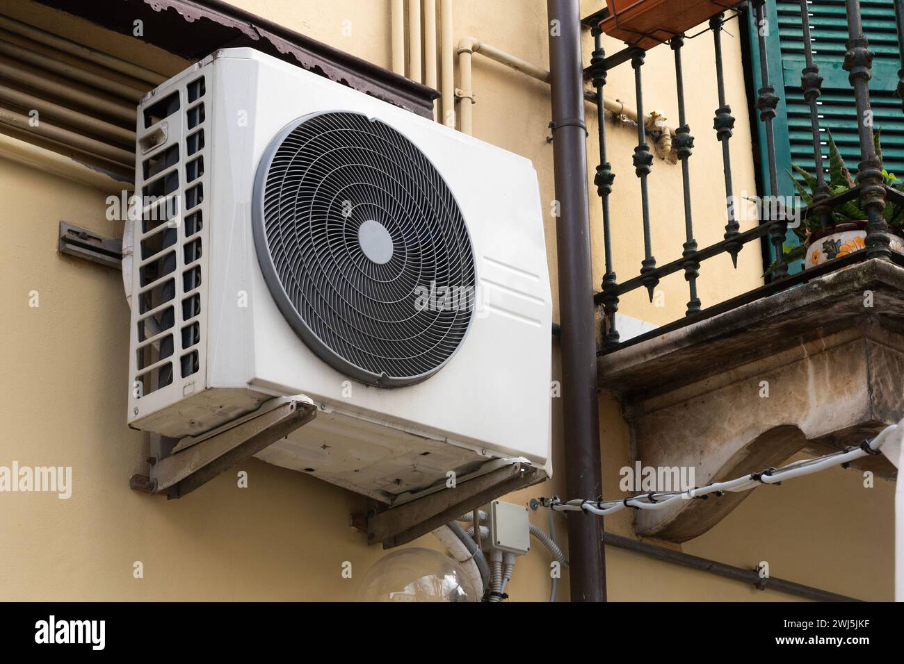 Air conditioner outdoor unit on house facade Stock Photo - Alamy
